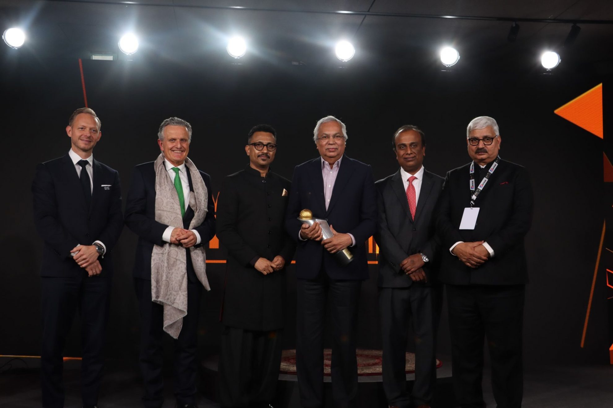 Global Business Icon Award for Dr. Purnendu Chatterjee – TCG Crest